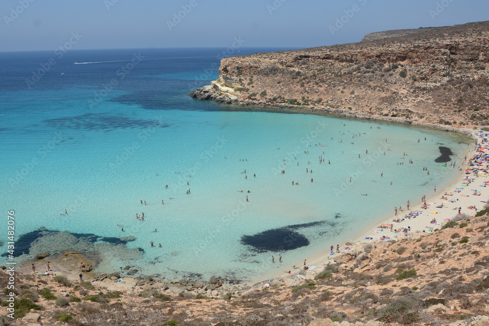 Foto de Transparent and blue water in the sea of Lampedusa at the ...