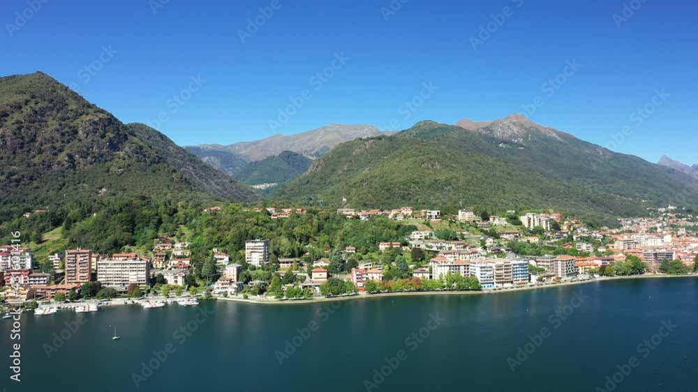 Le panorama sur la ville de Omegna au bord de lac d'Orta dans le ...