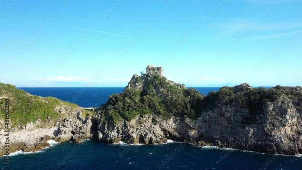 La tour du Capo di Conca sur la côte amalfitaine au bord de la mer ...
