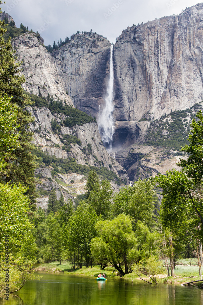 Foto de Yosemite Falls and the river raft and forest around in Yosemite ...