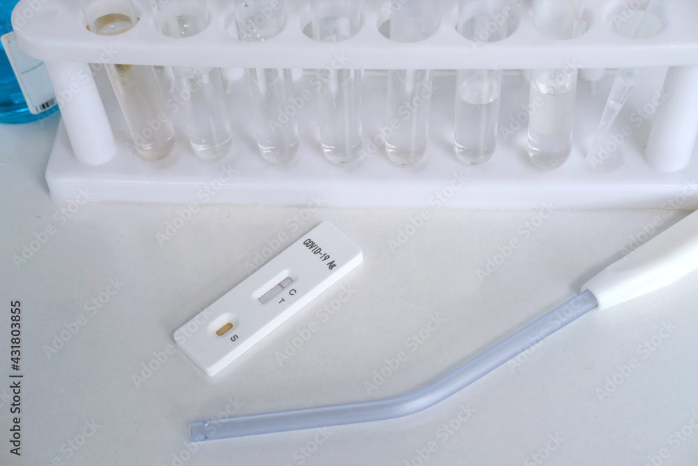 Stockfoto antigenic test cassette, glass test tubes with reagents ...