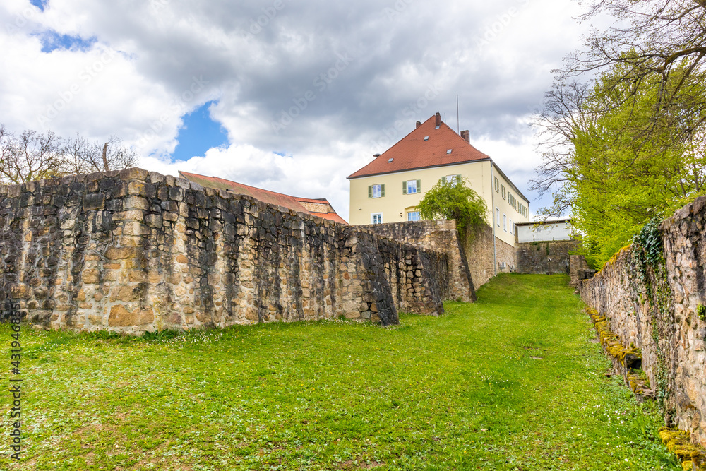 Die Burg Mitterfels, auch Schloss Mitterfels genannt, ist eine Höhenburg und heutiges Rathaus in ...