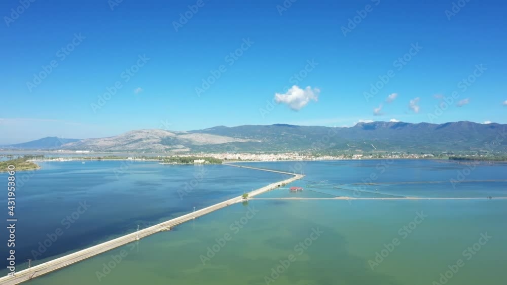 Une route traverse les marais salant de Missolonghi au bord de la mer ...