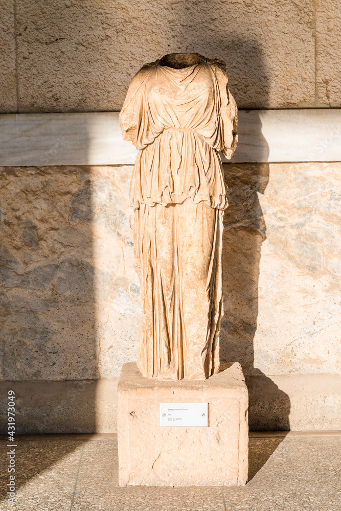 sculpture of an ancient greek goddess without a head Stock Photo ...