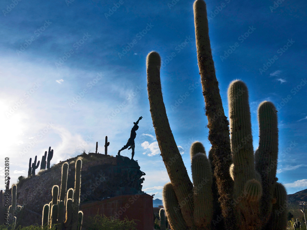 Foto de A statue stands high above the town of Humahuaca with Cardon ...