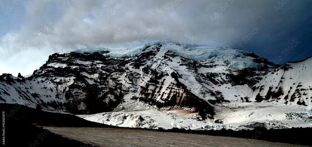 Foto de Mount Rainier's north face featuring the classic alpine route ...