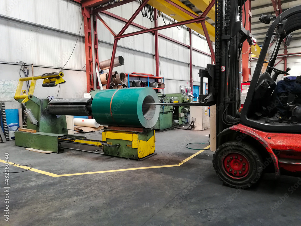 Sheet metal cutting machine with a hydraulic motor torus in a warehouse ...