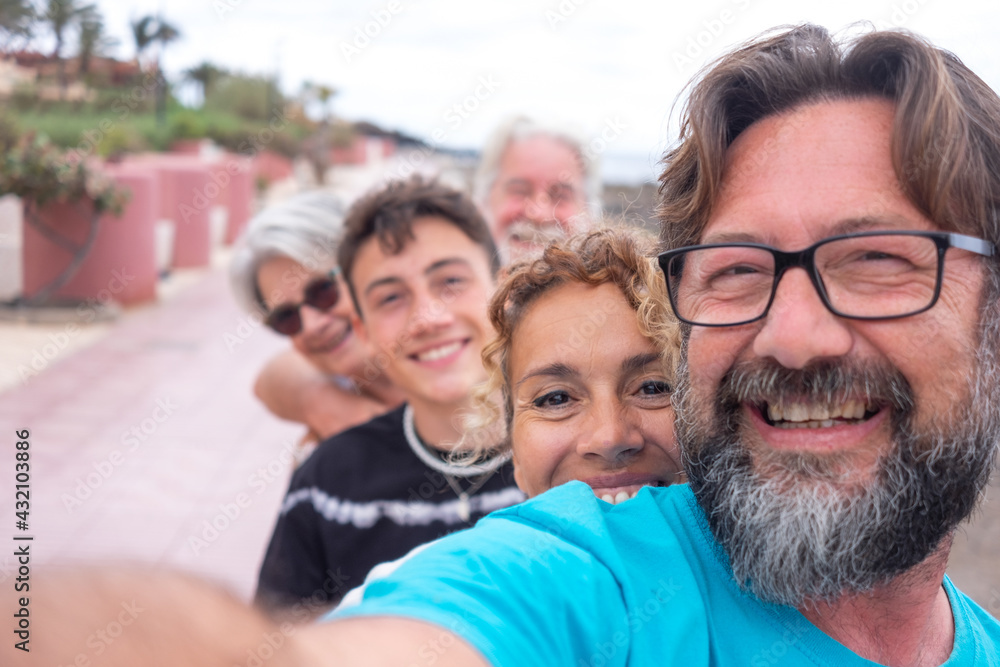 Foto de Carefree group of multi generation family taking a selfie ...