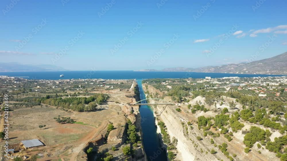 Le pont piéton sur le canal de Corinthe et le golfe de Corinthe vers ...