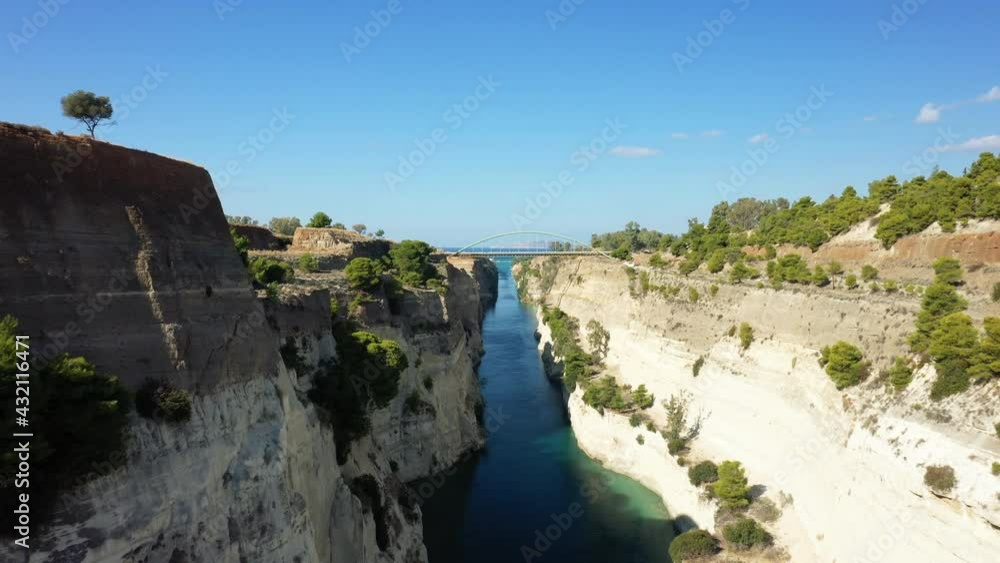 Le pont piéton du canal de Corinthe vers Corinthe, en Corinthie, dans ...