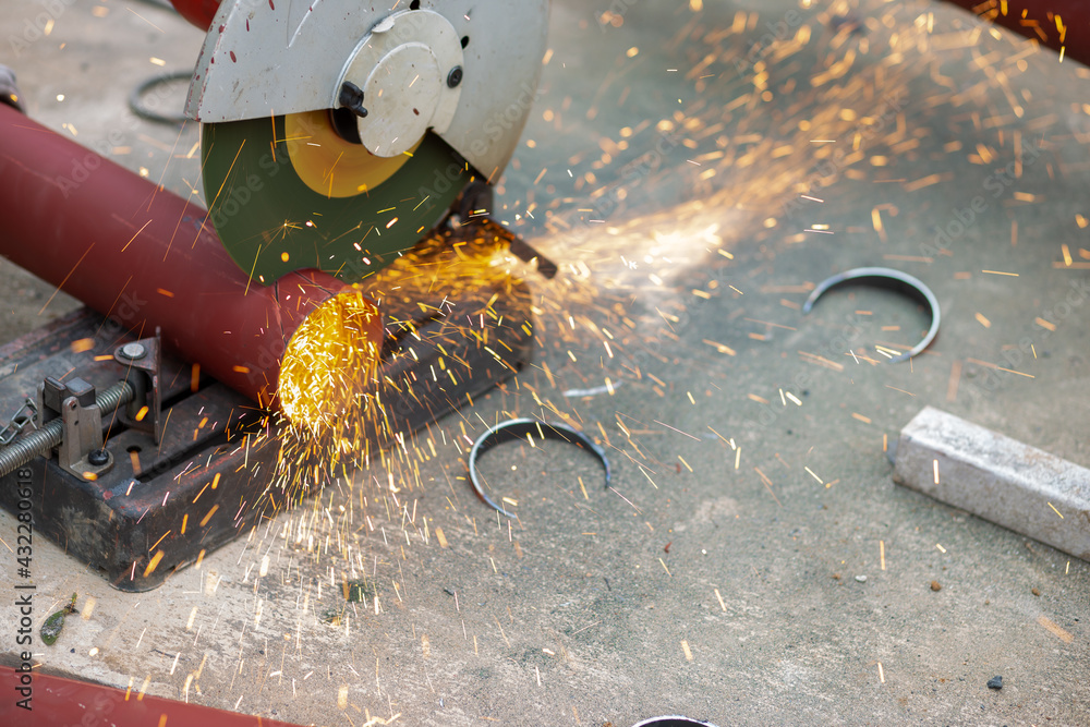 Fotografia do Stock: Big steel pipe pipes are being cut from steel ...