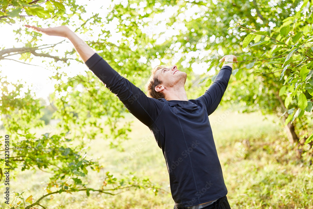 Mann beim Atmen von Luft in freier Natur Stock Photo | Adobe Stock