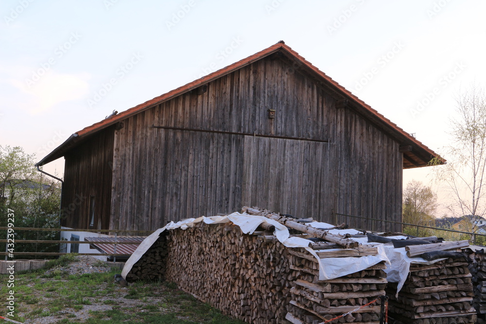 Foto de Alte Holzscheune im Zentrum der Gemeinde Neukirchen vorm Wald ...
