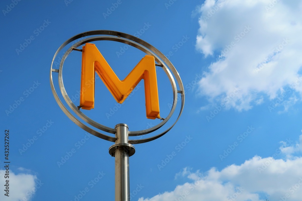 Mât en inox avec une lettre "M" jaune, totem / enseigne / logo de ...
