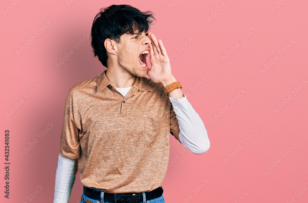 Handsome hipster young man wearing 90s retro style shouting and ...