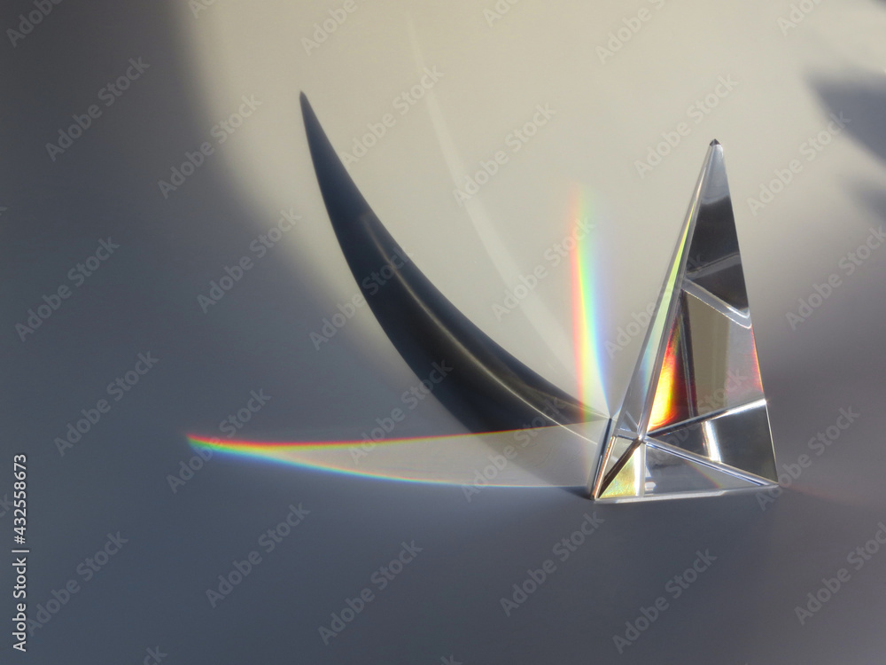 Lichtbrechung in einem Glasprisma mit Regenbogen und originellen ...