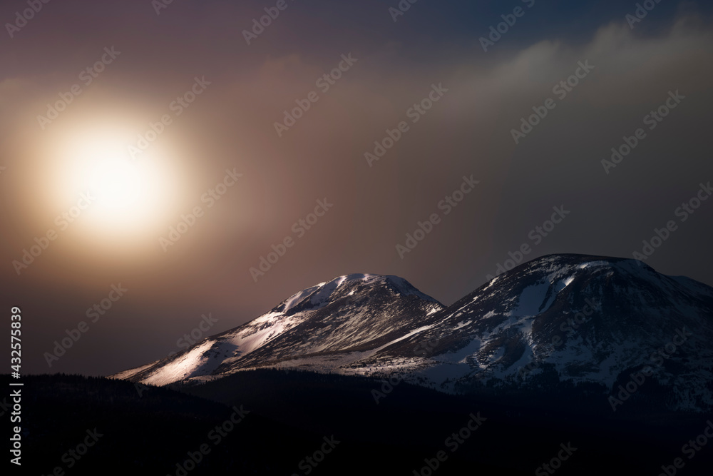 Foto de Two snow covered Rocky Mountain peaks in Colorado exposed under ...