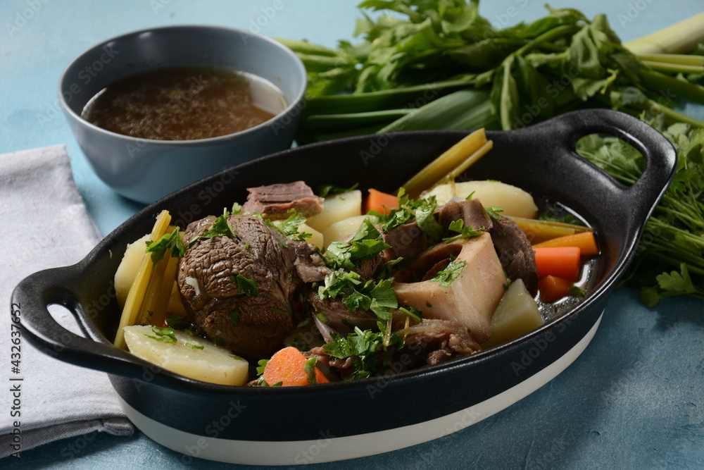 Foto de Pot-au-feu, traditional french stew. Stewed beef and potatoes ...