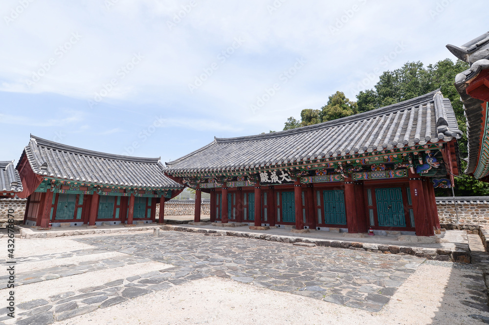 Foto de Daeseongjeon Shrine, Geojehyanggyo Local Confucian School in ...