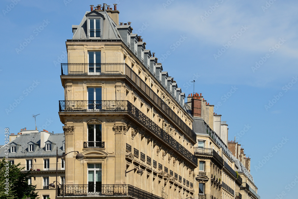 Immeuble haussmannien à Paris – Haussmannian building in Paris, France ...