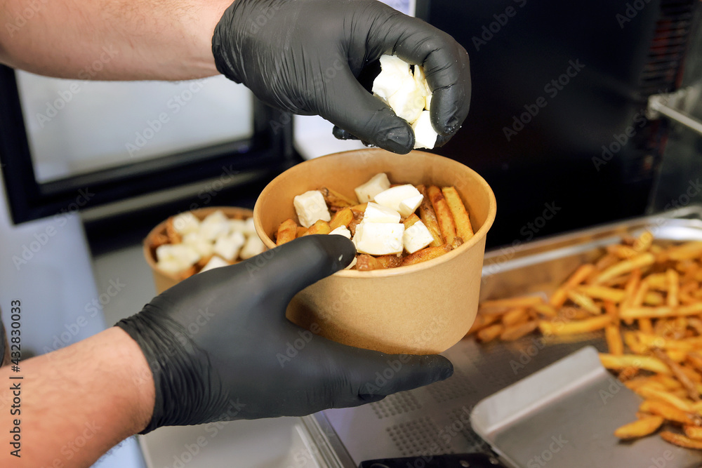 Préparation d'une poutine dans un food truck Stock Photo | Adobe Stock