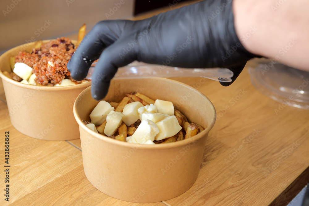 Préparation d'une poutine dans un food truck Stock Photo | Adobe Stock