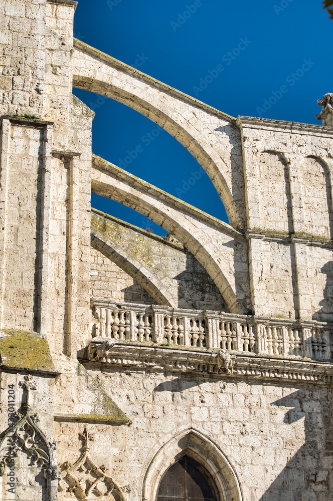 Detalle contrafuertes y arquitectura gótica en la catedral de Palencia ...