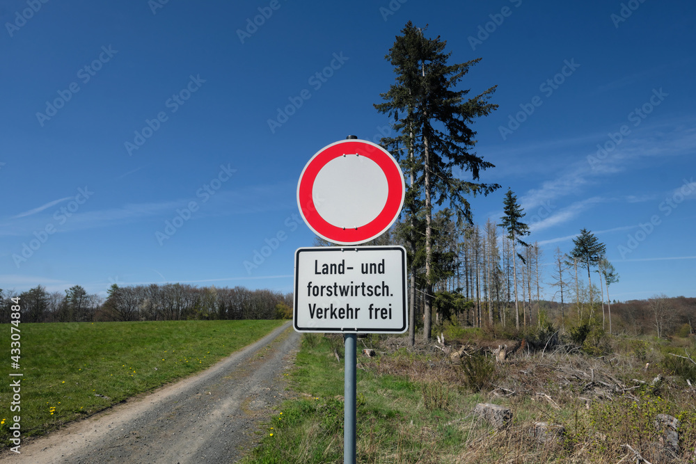 Verkehrsschild mit Verkehrszeichen Verbot für Fahrzeuge aller Art an ...
