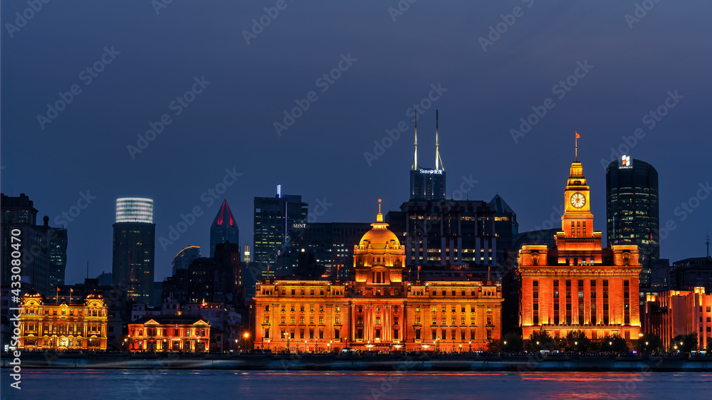 The Bund, Shanghai's most popular place with it's colonial buildings ...