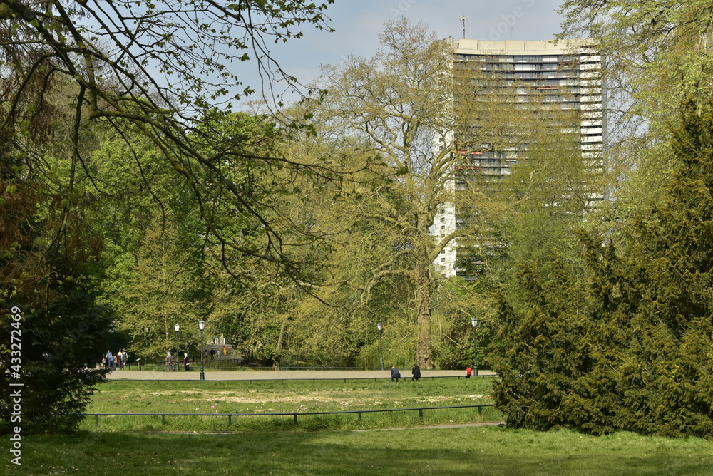 Le parc Josaphat au printemps et la tour Brusillia derrière les arbres ...