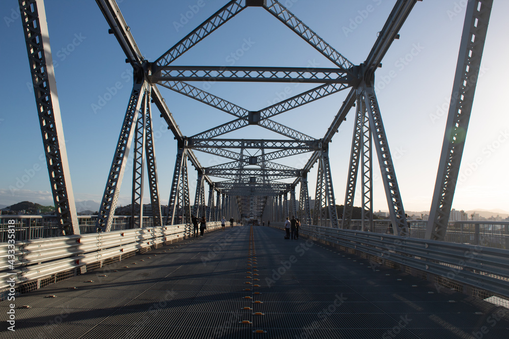 detalhes da linda estrutura da ponte suspensa e o sistema de barras de ... detalhes da linda estrutura da ponte suspensa e o sistema de barras de ...