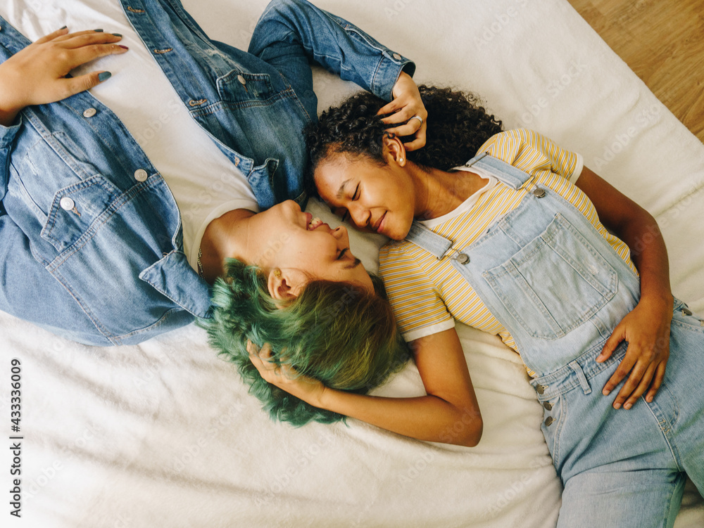 Pareja De Jóvenes Lesbianas Acostadas En La Cama Con Direcciones