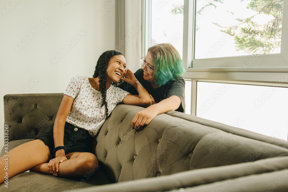 Joven Lesbiana Observa Con Alegría A Su Novia Recostada En El Espaldar