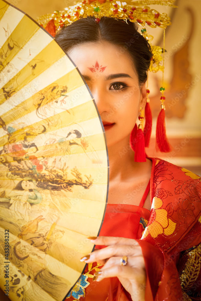 Traditional Chinese Women Wallpaper