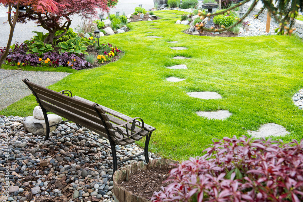 Garden View. Sit down and enjoy this beautiful view and garden. foto de ...