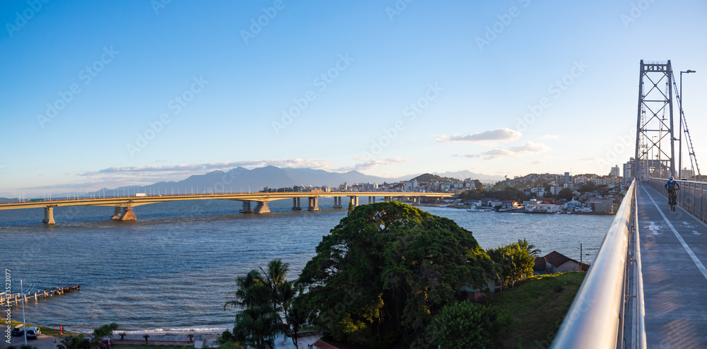estrutura lateral da ponte de Florianópolis com a Ponte Hercílio Luz e ...