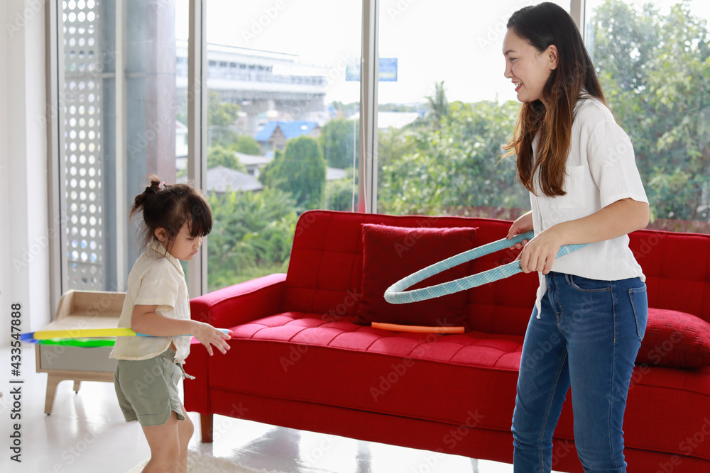 Foto Stock Asian beautiful young long black hair single mom stand smile ...