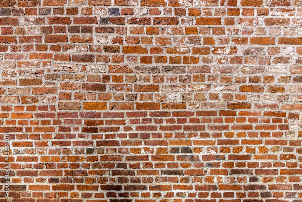 Rote Backsteinwand mit weißen Fugen und abgeplatzten Steinen Stock-Foto ...