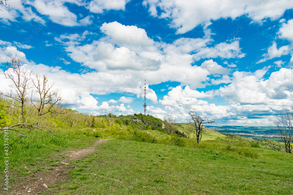 Der Hesselberg ist ein beliebtes Ausflugsziel für Wanderer ...