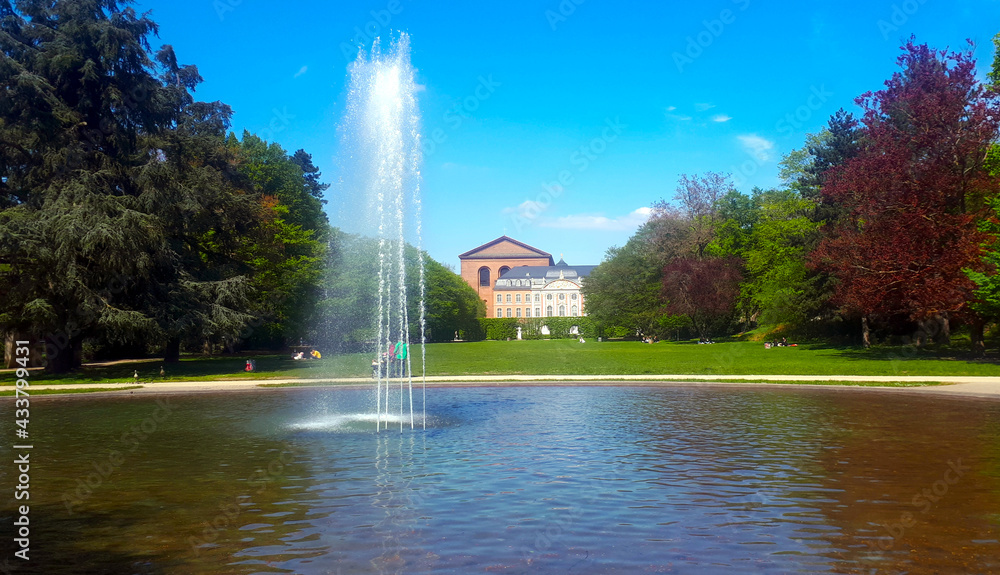 Fotka „Tietz-Brunnen mit Fontaine im Palastgarten Trier mit Blick auf ...