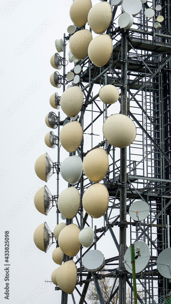Foto de Tower for telecommunications, television broadcast, cellphone ...