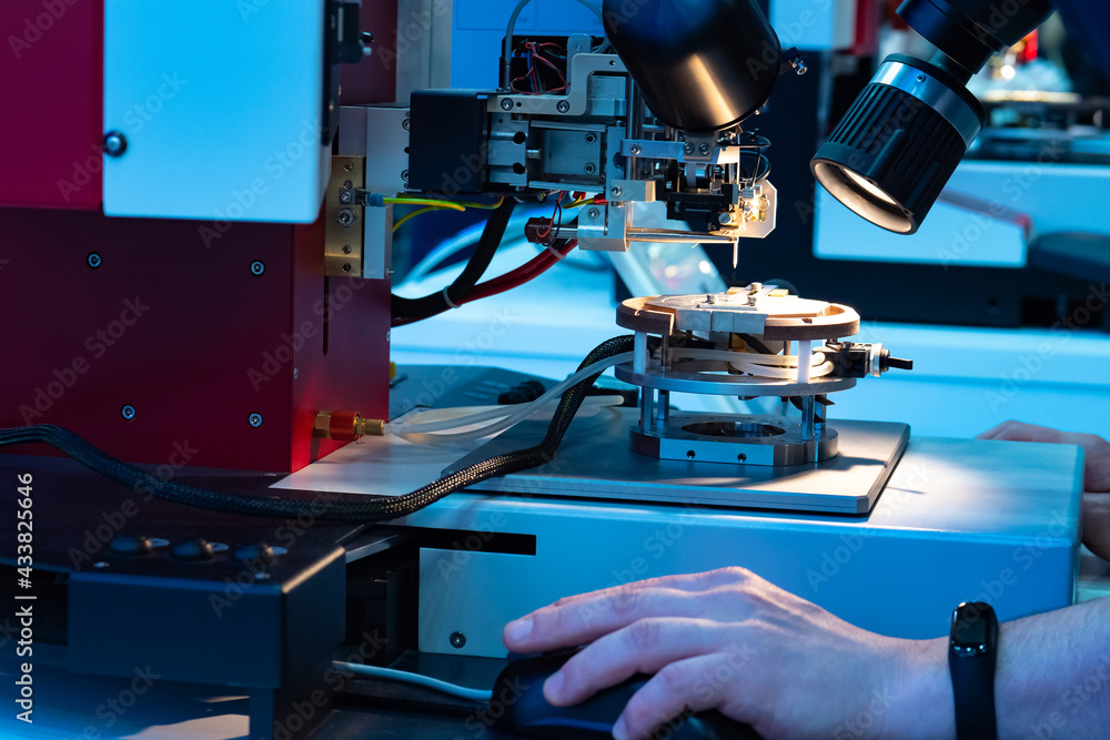 Stockfoto Study of test sample of transistor microchip under microscope ...