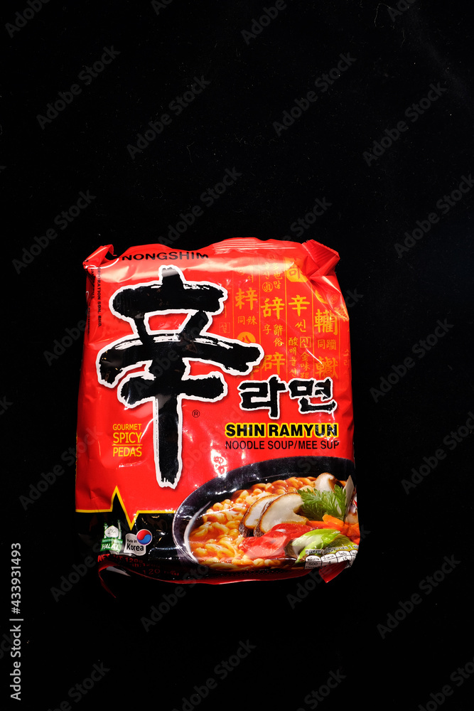 Foto de Kuala Lumpur, Malaysia - May 2021: Halal version of Nongshim ...