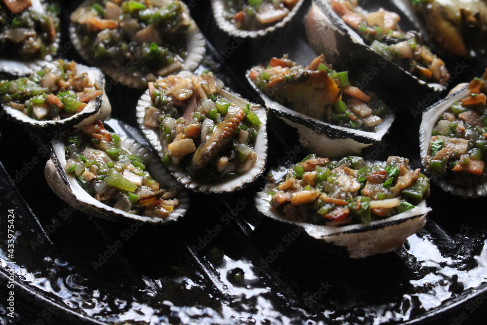 Conchas asadas una comida exquisita de mar en Ecuador Stock Photo ...