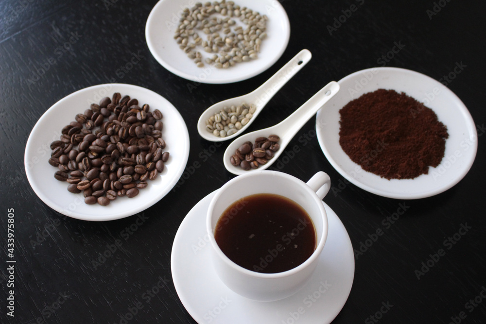 Granos de café, tostados y molidos Stock Photo | Adobe Stock