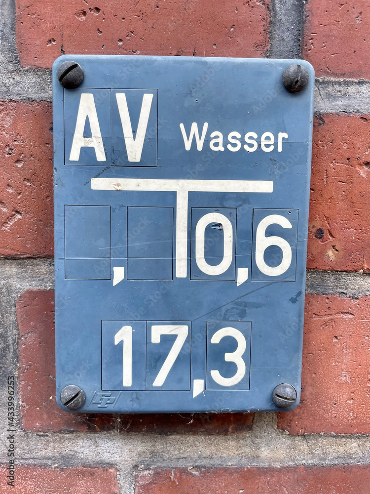 Hinweisschild zu Straßeneinbauten Wasser Wasserversorgung Straßenkappe ...
