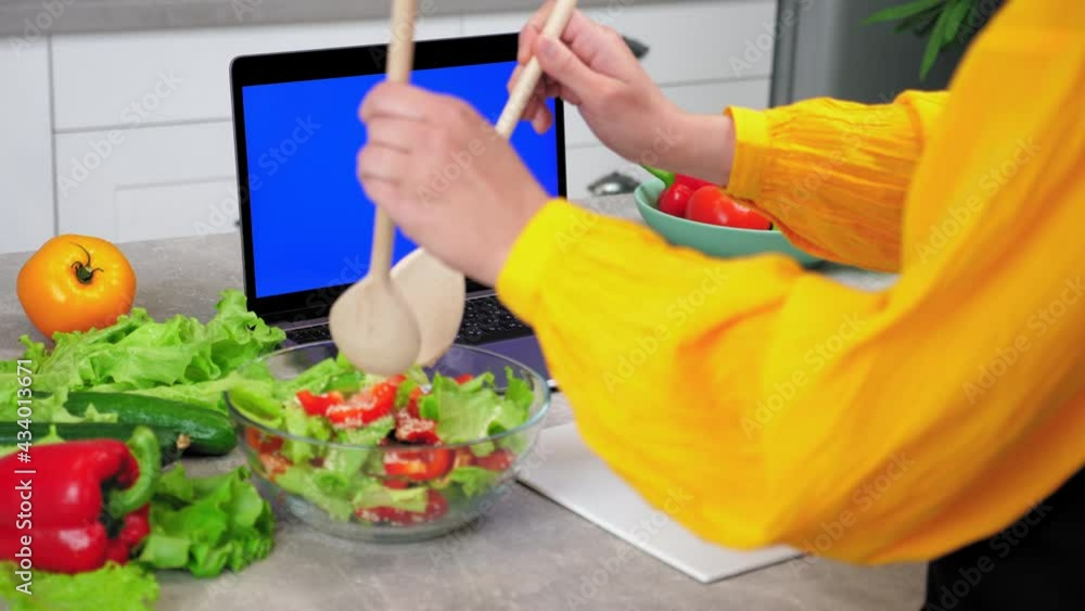 Vidéo Stock Woman housewife in home kitchen mixes cooked vegetarian ...