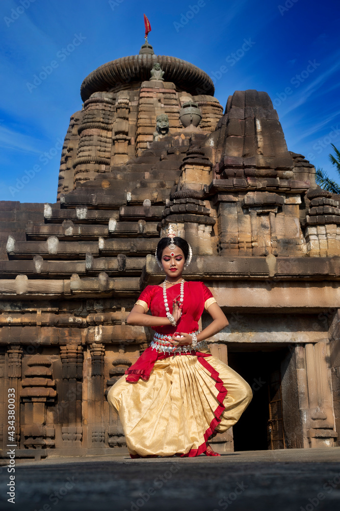 Beautiful indian girl dancer in the posture of Indian dance at ...