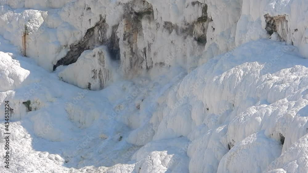 Vidéo Stock White travertine rock formed with the calcium carbonate ...