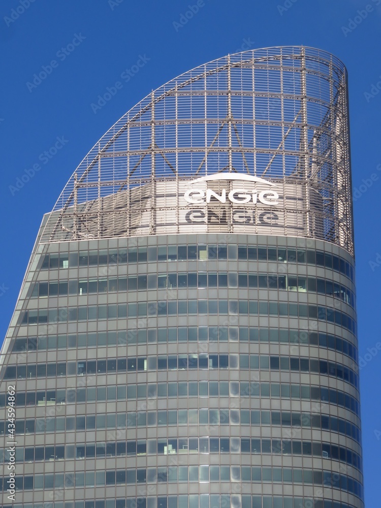 Bâtiment du siège social Engie, enseigne / logo de la célèbre ...